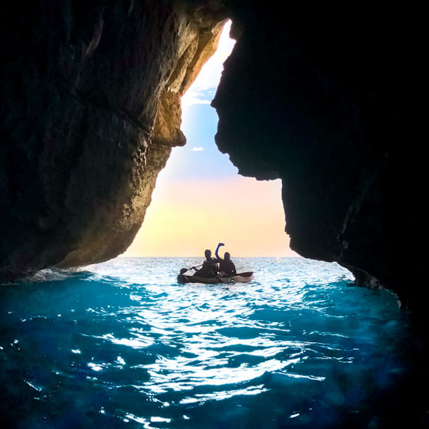Ruta en Kayak Doble por las Cuevas de Cala en Porter